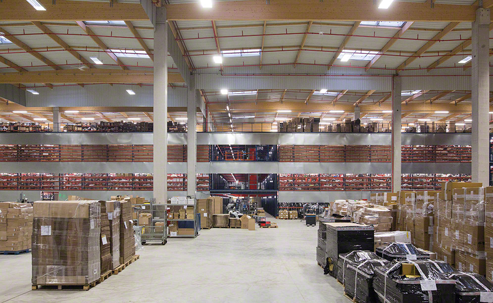 E-commerce business warehouse of Motoblouz.com - Interlake Mecalux