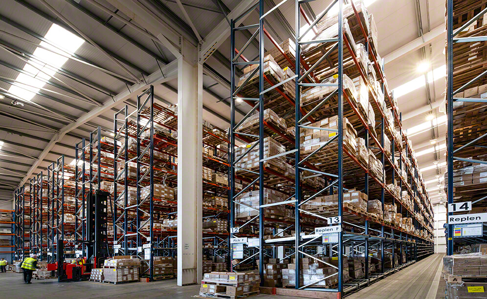 Churchill China Warehouse with crockery - Interlake Mecalux
