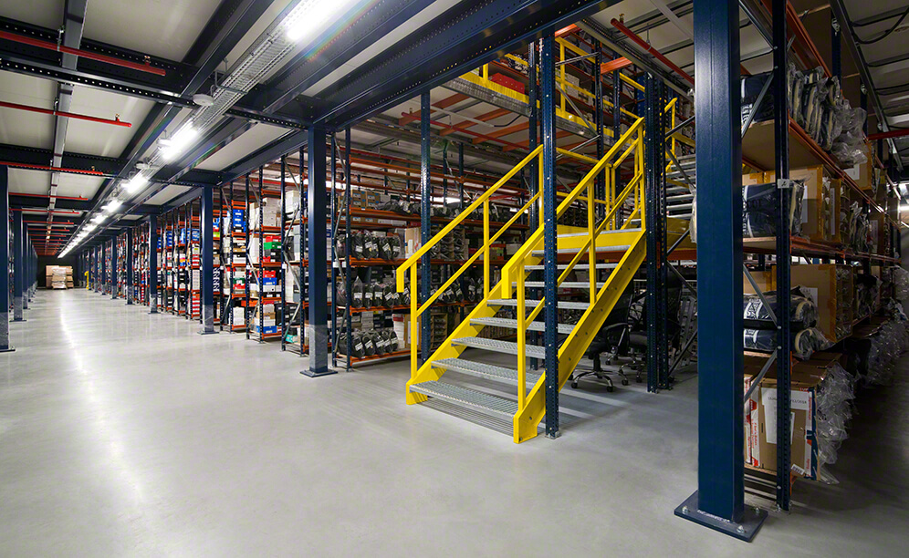 E-commerce warehouse for shoes and handbags - Interlake Mecalux