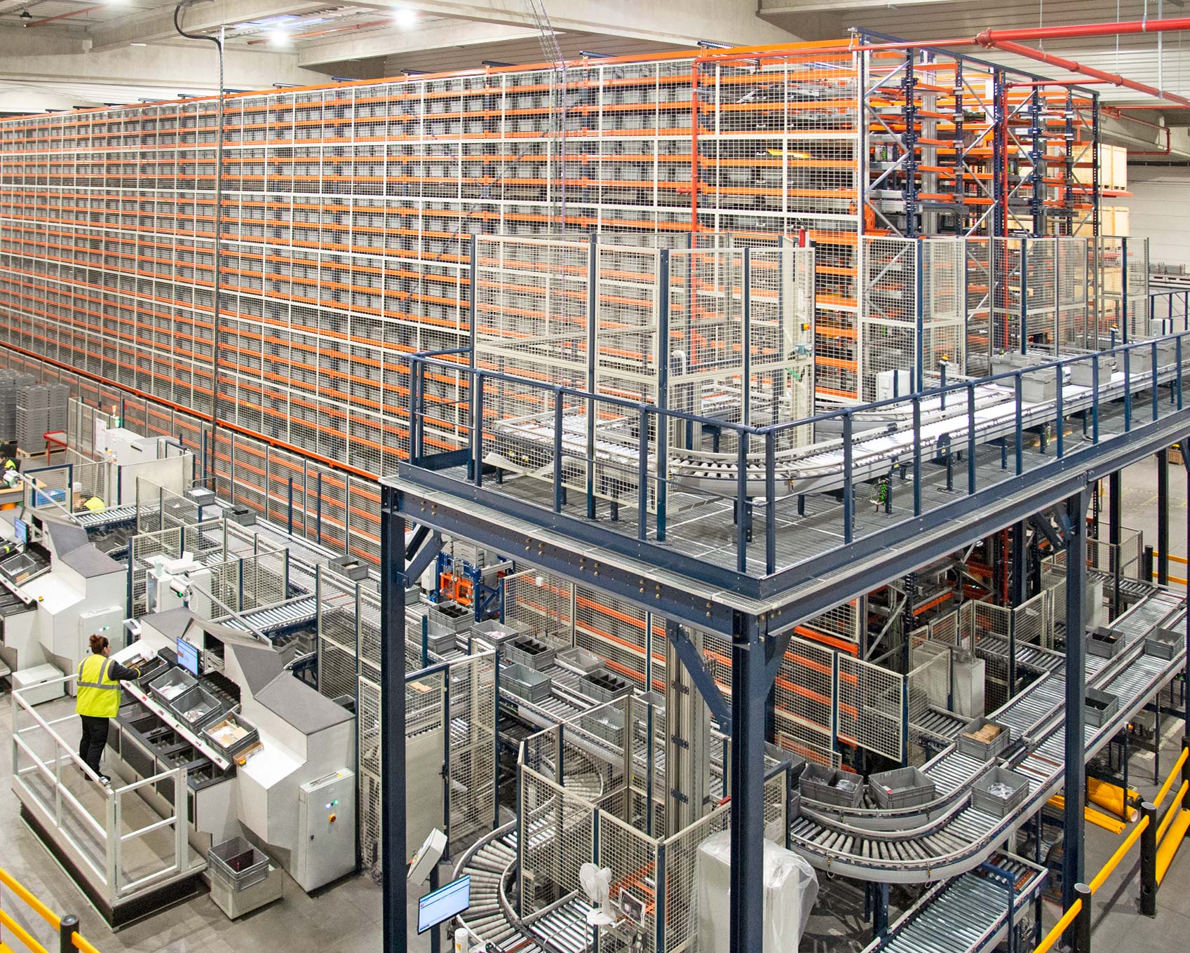 Shuttle System (automated storage solution for boxes) - Interlake Mecalux